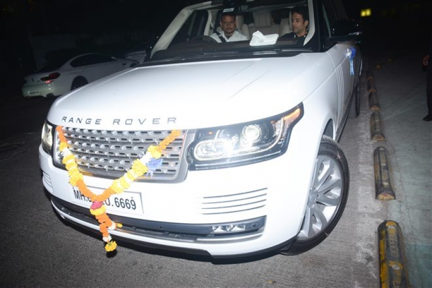 Tushaar Kapoor With His New Car Spotted In Mumbai Photos - FilmiBeat