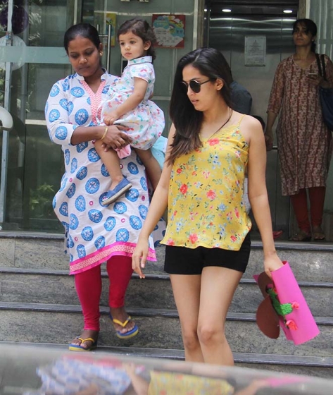 Mira Rajput With Daughter Spotted At Bandra Photos - FilmiBeat