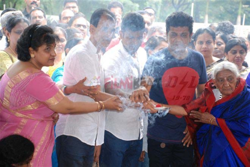Parvatamma Rajkumar 1st Death Anniversary Photos - FilmiBeat