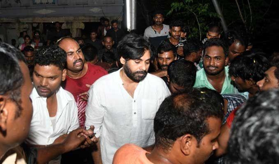 Pawan Kalyan Visits Tirumala Tirupati by Walk Photos - FilmiBeat