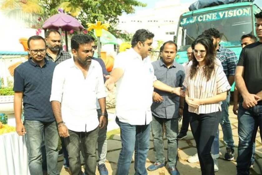 Rangeela Photos: HD Images, Pictures, Stills, First Look Posters of ...