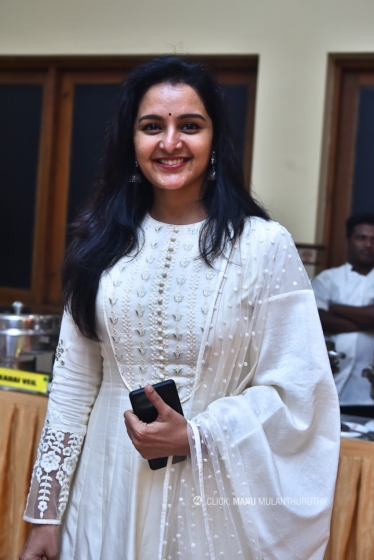 Manju Warrier Photos Latest Hd Images Pictures Stills And Pics Filmibeat