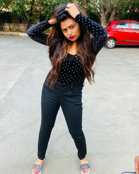 பூப் போட்ட ரவிக்கையில் பொங்கி வரும் காவிரியாய்.. அம்சமான பரீனா ...