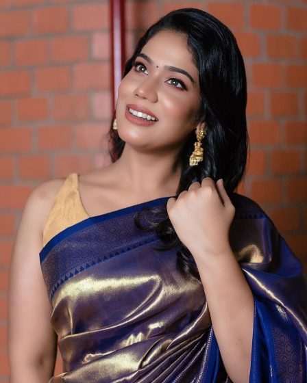 Asianet Serial Actress Athira Madhav Looking Gorgeous In Blue Pattu ...