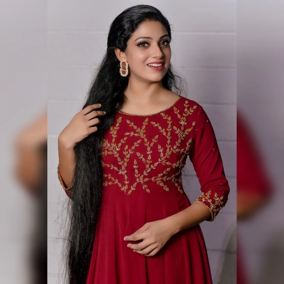 Serial Actress Avanthika Mohan Latest Stills On Instagram | തൂവൽസ്പ ...