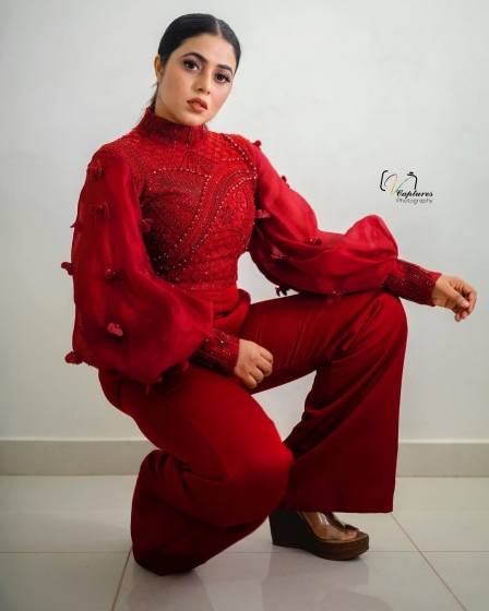 நீங்க என்ன டிரெஸ் போட்டாலும் அழகு தான் மேடம்...பூர்ணாவிடம் கொஞ்சும் ...