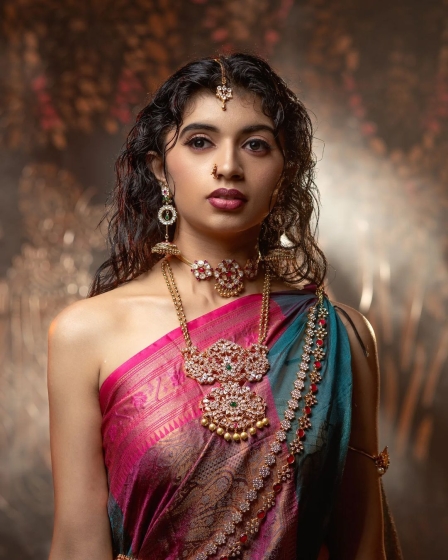 எக்கச்சக்க கவர்ச்சியில் எருமை சாணி ஹரிஜா.. ஜாக்கெட் இல்லாமல் சேலை ...