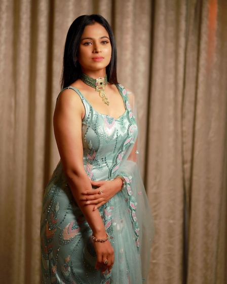 திரும்ப திரும்ப க்ளாமர் மோடில் வந்து ரசிகர்களை வெறியேற்றி அழகுப் ...