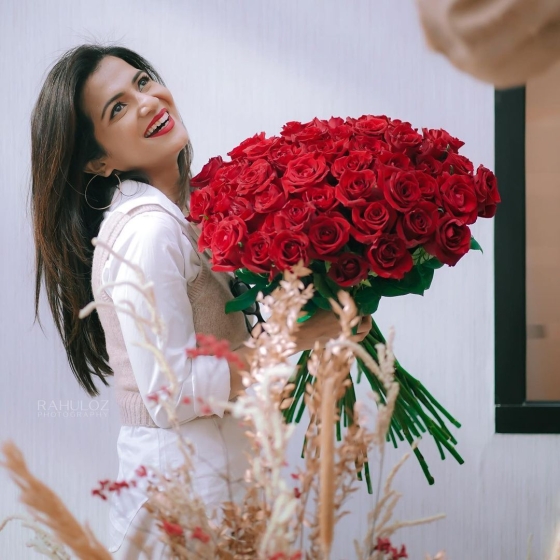 PHOTOS: ஆத்தாடி.. எவ்ளோ பெரிய பொக்கே.. செம க்யூட்டாக இருக்கும் டிடி ...