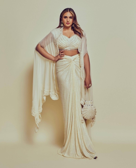 Huma Qureshi: हुमा कुरैशी ने ऑफ वाइट साड़ी स्टाइल ड्रेस में फैन्स का ...