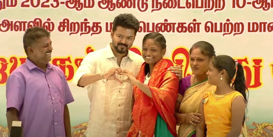 PHOTOS: ப்பா... என்னவொரு கெத்து.. மாணவர்களுடன் மாஸ் காட்டிய விஜய்! | Actor Vijay honors Students ...