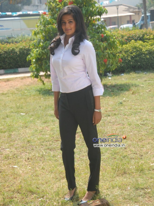 Charulatha Muhurat Photos - FilmiBeat