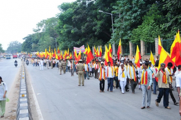 Karnataka Rakshana Vedike Activists Procession 2012 Photos - FilmiBeat