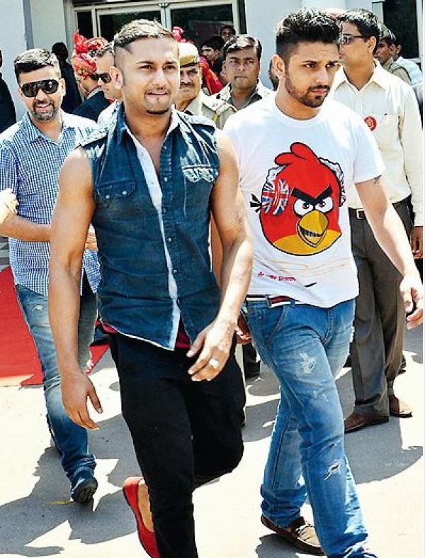 Bollywood Celebs at Kishore Lulla's Daughter's Wedding Photos - FilmiBeat