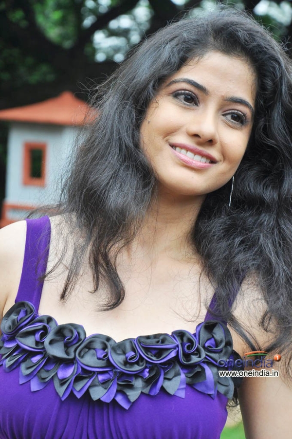 Kashmira Photos: Latest HD Images, Pictures, Stills & Pics - FilmiBeat