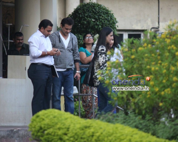 Celebs Visits Pran at Hospital Photos - FilmiBeat