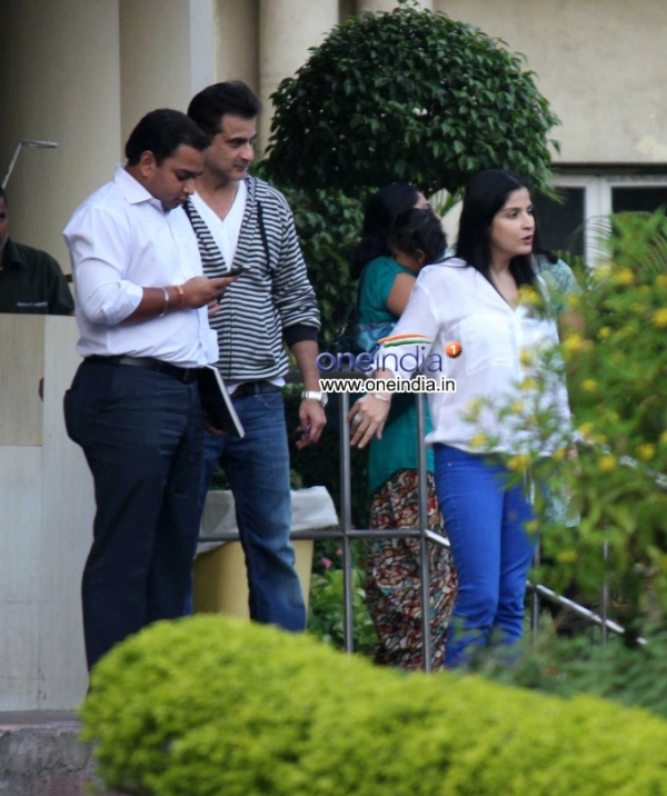 Celebs Visits Pran at Hospital Photos - FilmiBeat