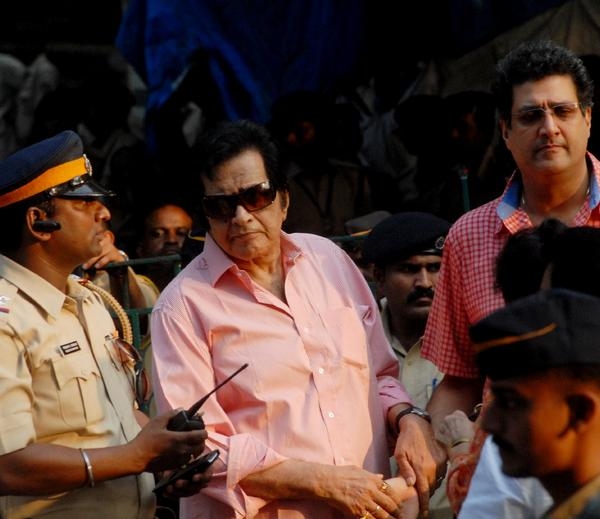 Celebs Visits Bal Thackeray at Matoshree Photos - FilmiBeat
