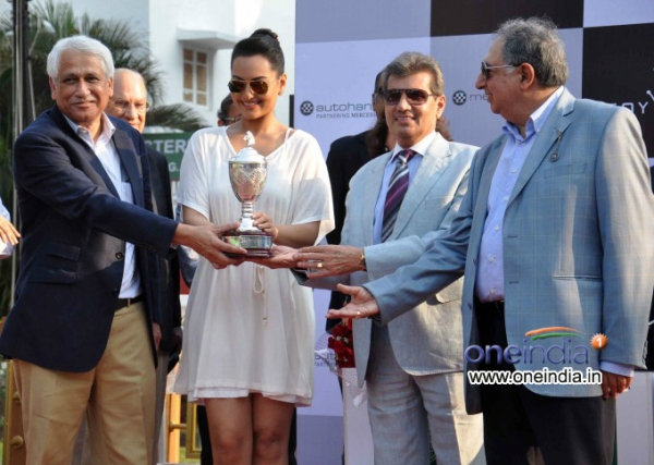 Sonakshi Sinha at Metro Motors Auto Hangar Race Photos - FilmiBeat