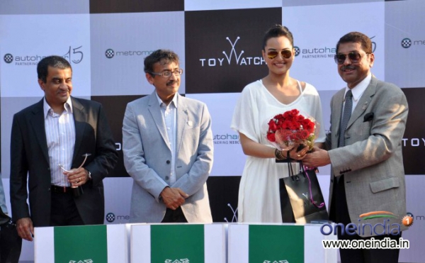 Sonakshi Sinha at Metro Motors Auto Hangar Race Photos - FilmiBeat