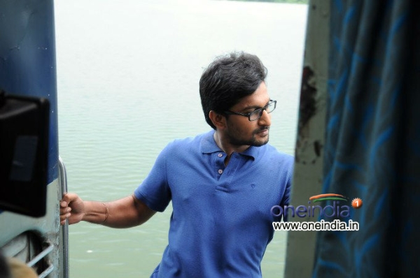 Yeto Vellipoyindi Manasu Posters