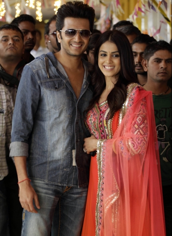 Romantic Moments of Riteish and Genelia Photos - FilmiBeat