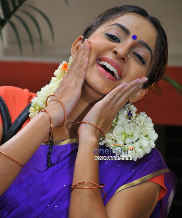 Bhama Item Song In Auto Raja