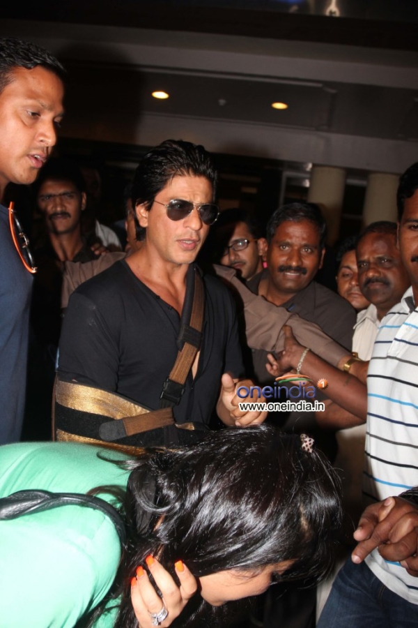 SRK discharged from hospital after the shoulder surgery Photos - FilmiBeat