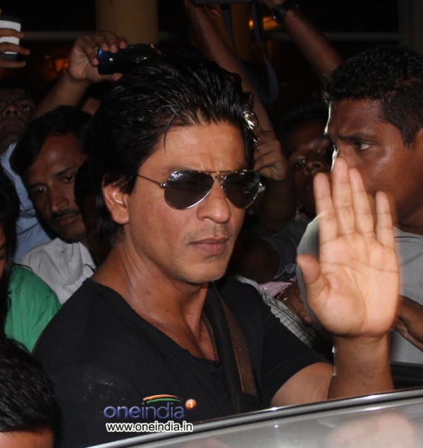 SRK discharged from hospital after the shoulder surgery Photos - FilmiBeat