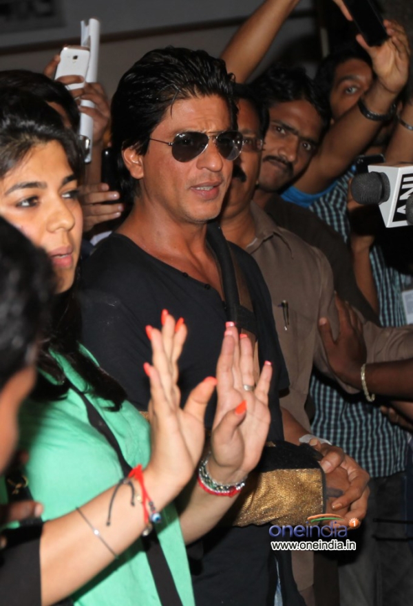 SRK discharged from hospital after the shoulder surgery Photos - FilmiBeat
