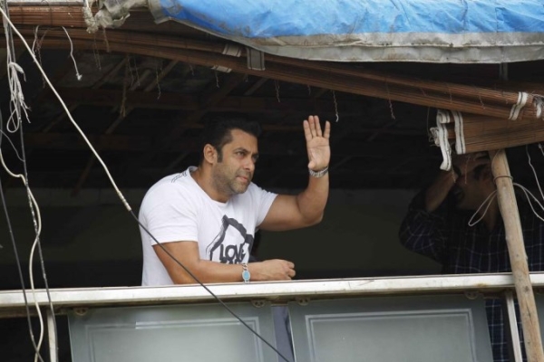 Salman Khan celebrates Eid with family Photos - FilmiBeat