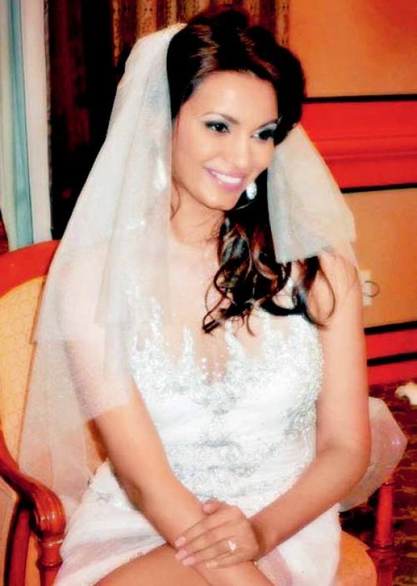 Ex-Miss World Diana Hayden Gets Married Photos - FilmiBeat
