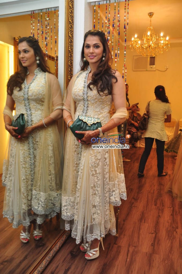 Isha Koppikar unveils Sujata Ahuja and Sanjay Lalwani's Bridal ...