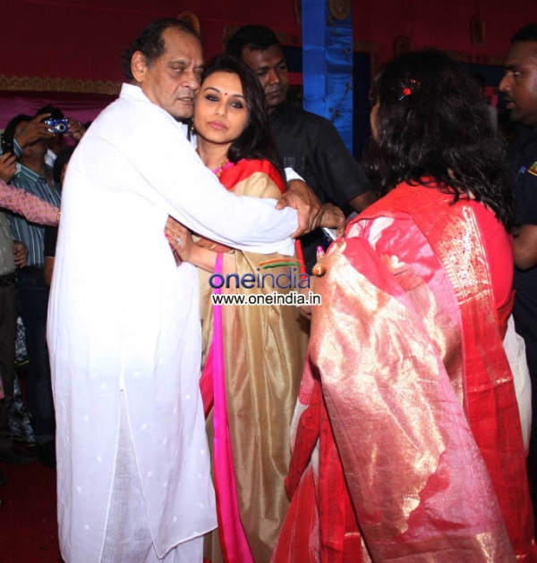 Rani Mukherjee Visit Durga Temple with her Family Photos - FilmiBeat