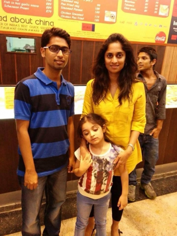 Ajith wife Shalini and daughter Anoushka snapped in Bangalore Photos ...
