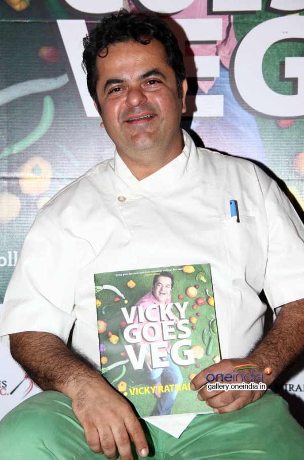 Farhan Akhtar launches chef Vicky Ratnani's book Vicky Goes Veg Photos ...