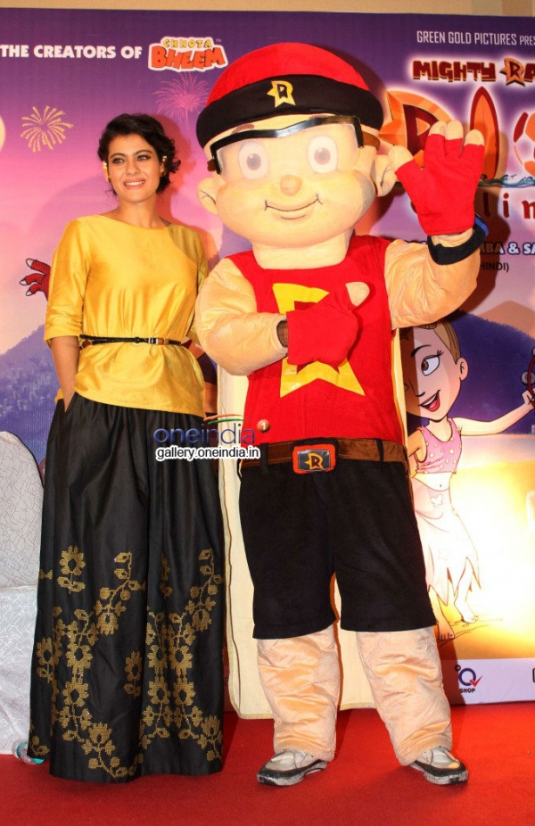 Kajol receives 'Mighty Mom' award before Mother's Day Photos - FilmiBeat