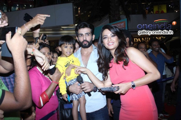 Hate Story 2 Promotion at Infinity Mall Photos - FilmiBeat