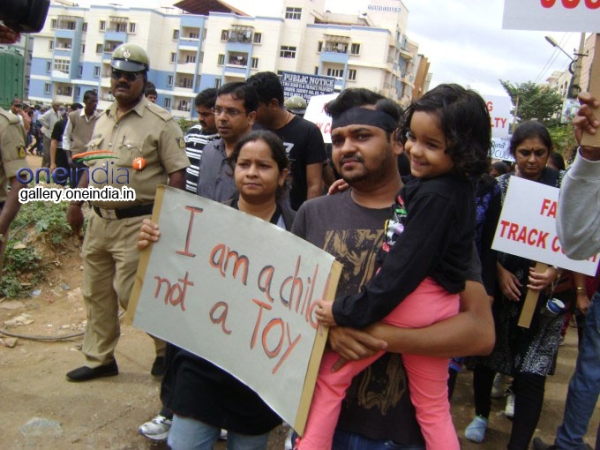 Protest by Parents Against Child Abuse in VIBGYOR School Photos - FilmiBeat