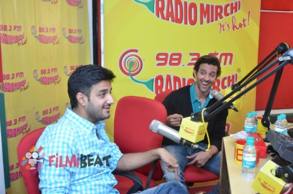 Hrithik Celebrate Bang Bang Success With Radio Mirchi Photos - FilmiBeat