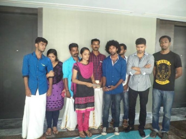 Vijay Meets Unnikrishnan Family Photos - FilmiBeat