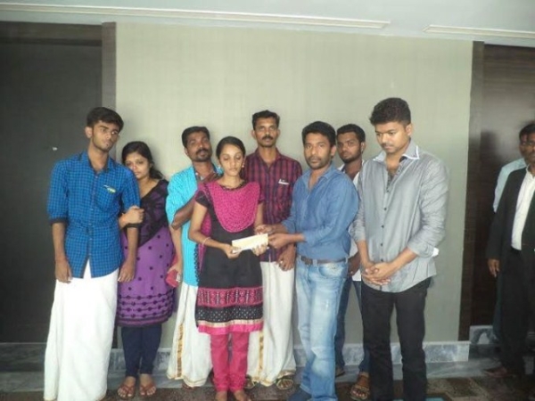 Vijay Meets Unnikrishnan Family Photos - FilmiBeat