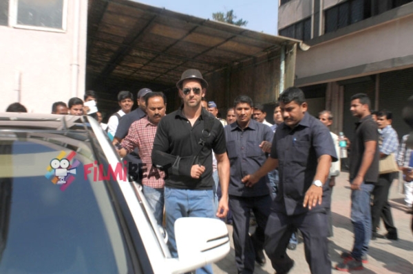 Hrithik Roshan And Suzzane Khan Snapped At Family Court Photos - FilmiBeat
