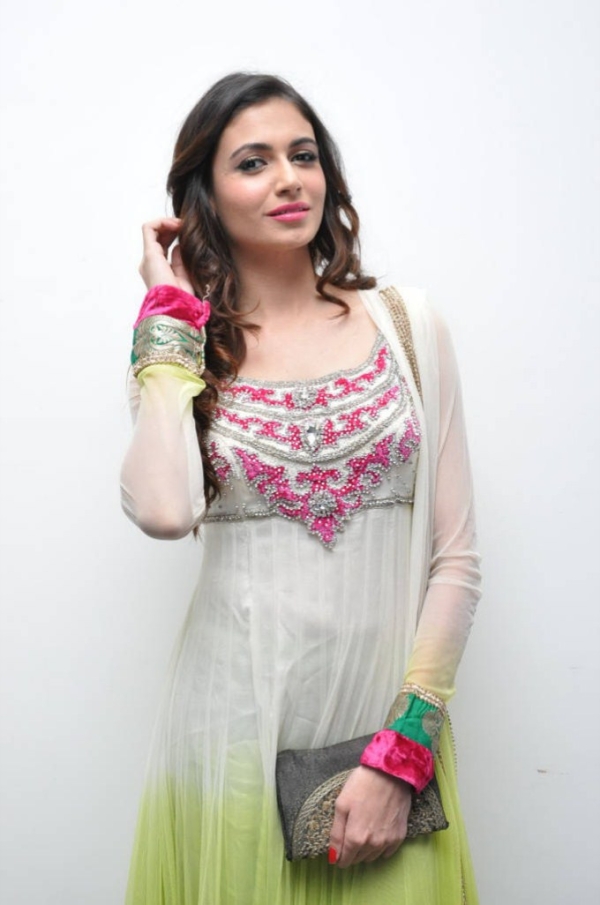 Simran Kaur Mundi Wallpapers