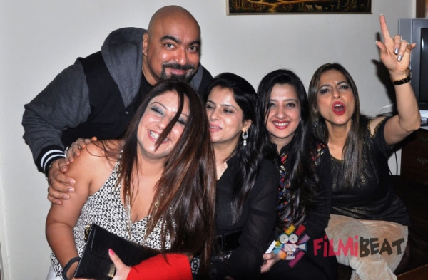 Preety Bhalla & Deepu Paul's Party Photos - FilmiBeat