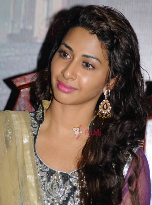 Gayatri Iyer Photos: Latest HD Images, Pictures, Stills & Pics - FilmiBeat