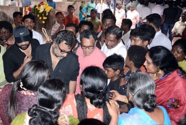 Tamil Industry Pay Last Respect To Kumarimuthu Photos - FilmiBeat