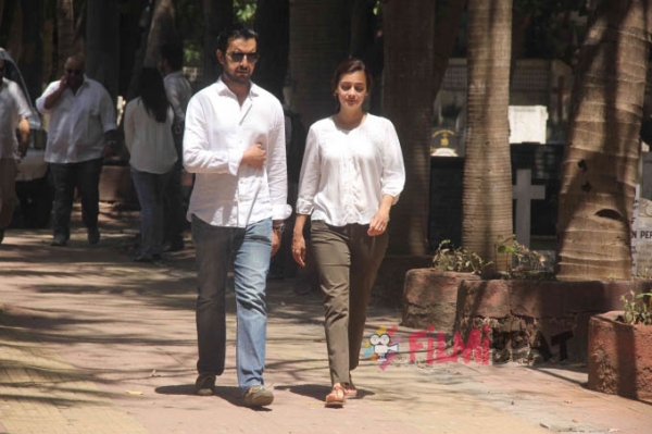 Funeral Of Emraan Hashmi's Mother Photos - FilmiBeat