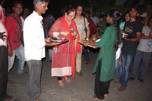Poonam Sinha Spotted During Holi Pooja Photos - FilmiBeat