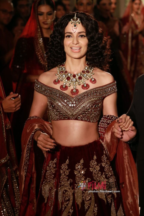 Kangana Ranaut Walks The Ramp AT ICW 2016 Photos - FilmiBeat